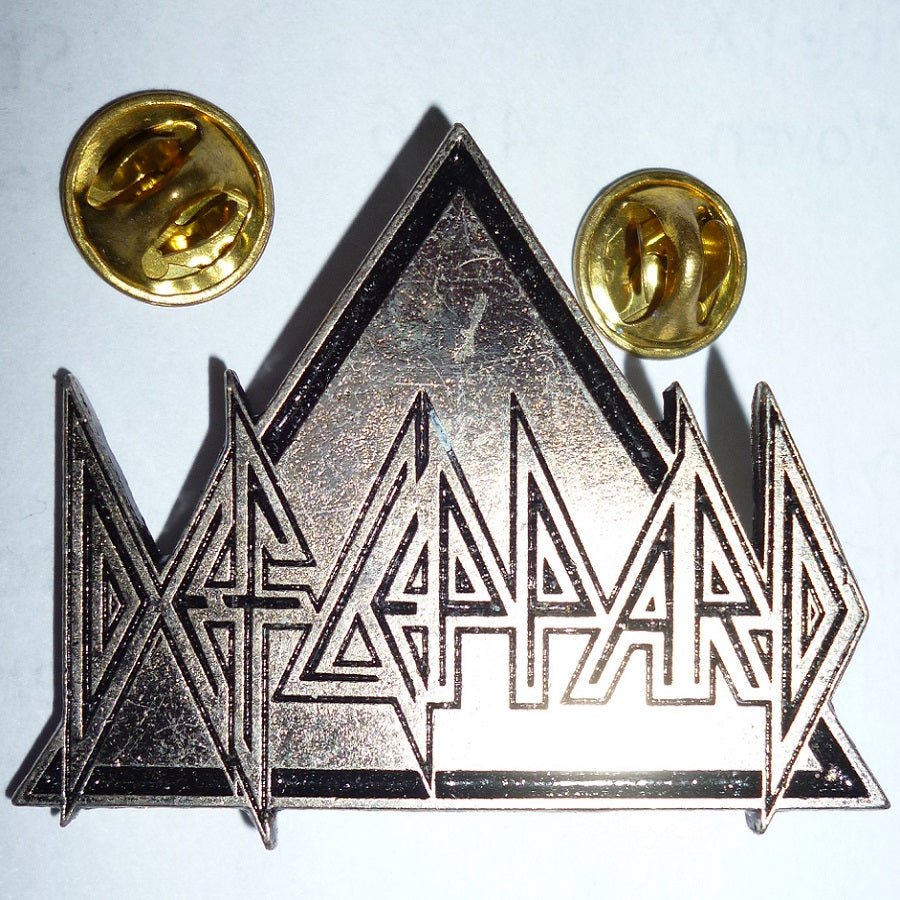 Def Leppard | Pin Badge Triangle Logo – Goddess.nl